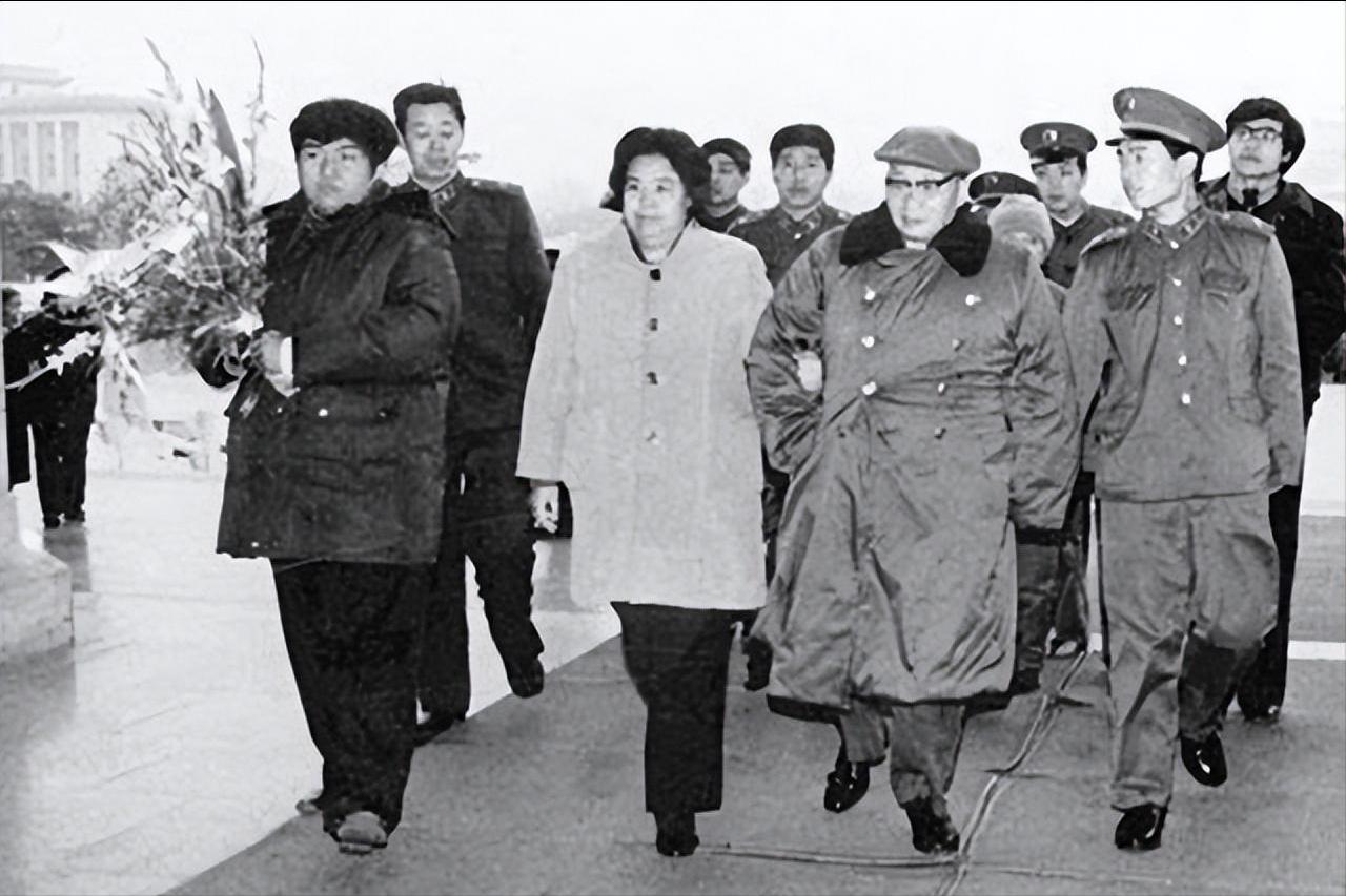 In 1962, Mao Anqing returned to his hometown to worship his mother, but ...
