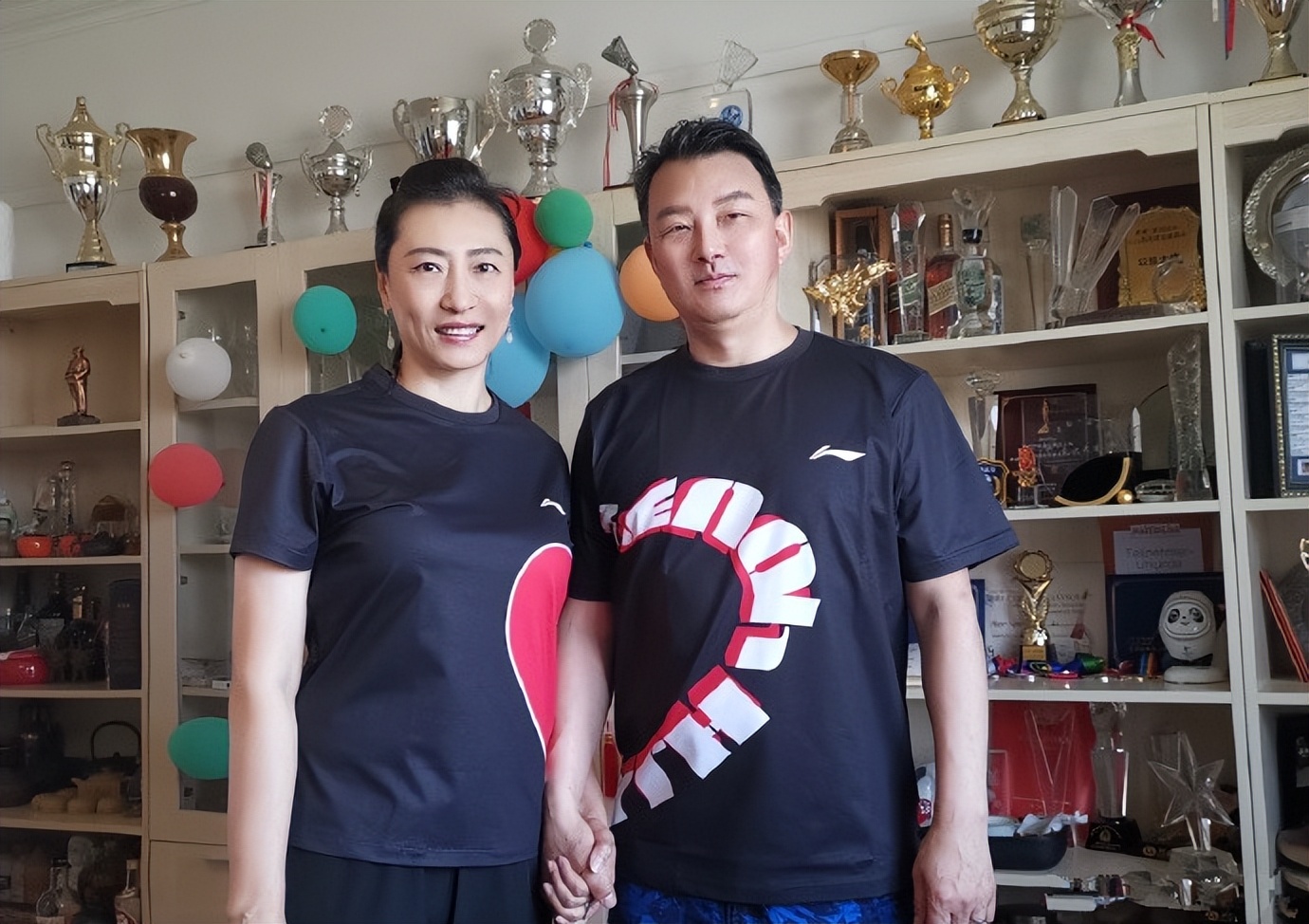 Olympic champion Zhang Ning posted a family photo!At 47 years old, she is still beautiful, her ...