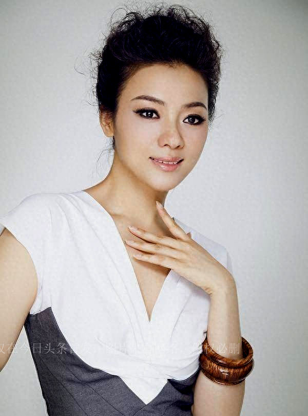 Love singer, queen of folk songs, military soprano, sweet and beautiful ...