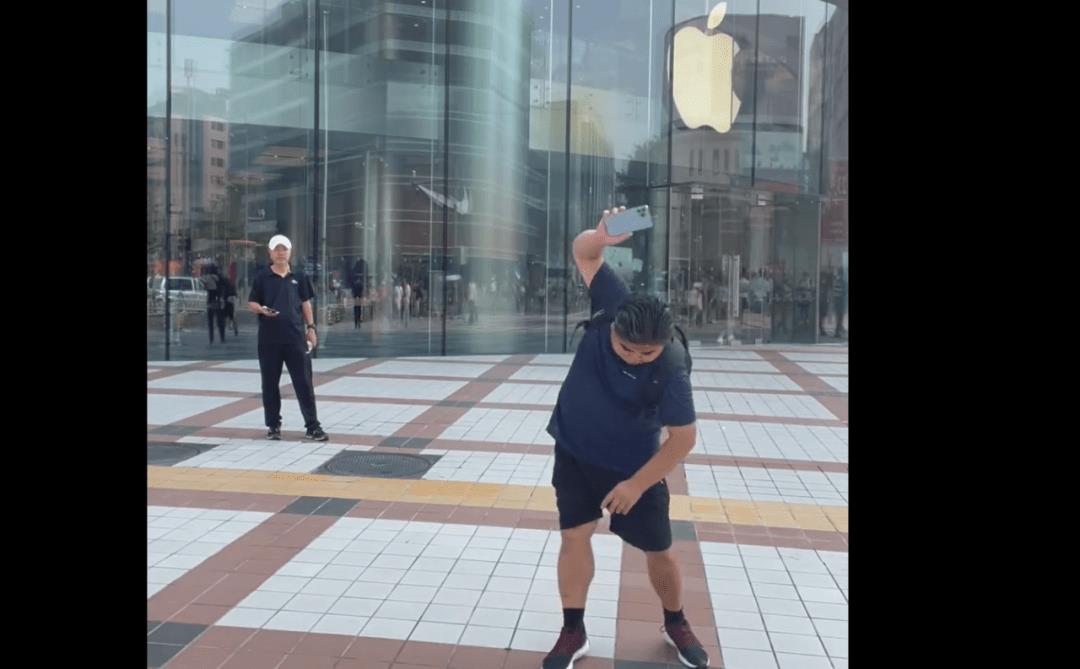 No. 1 hot search! The actor smashed his iPhone in anger, but netizens ...