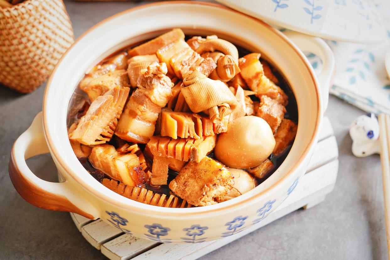 Mao bamboo shoots are cooked together with pork belly, the meat is not ...