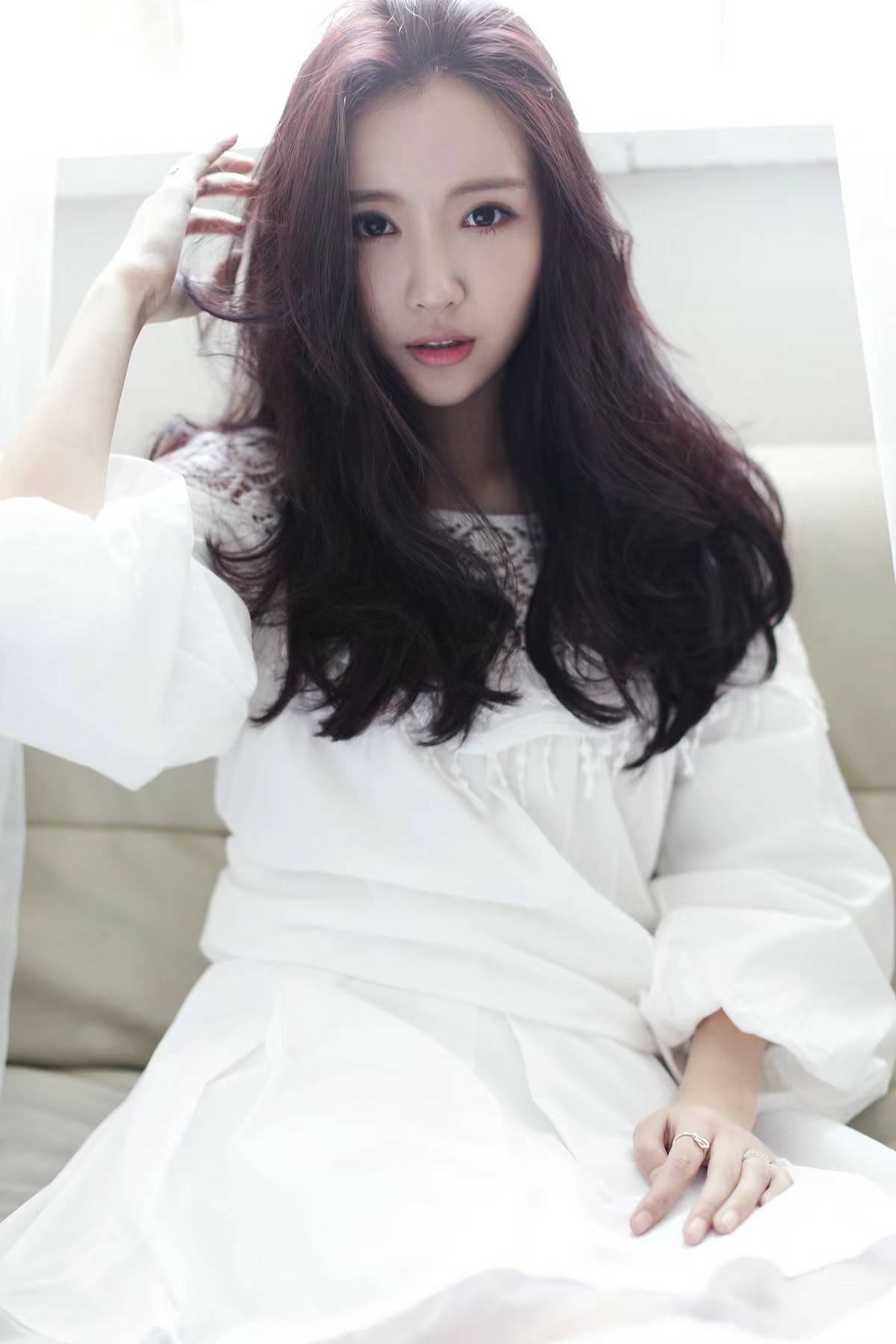 Singer Liu Meilin's new work "Yan" broke out of the cocoon - iNEWS