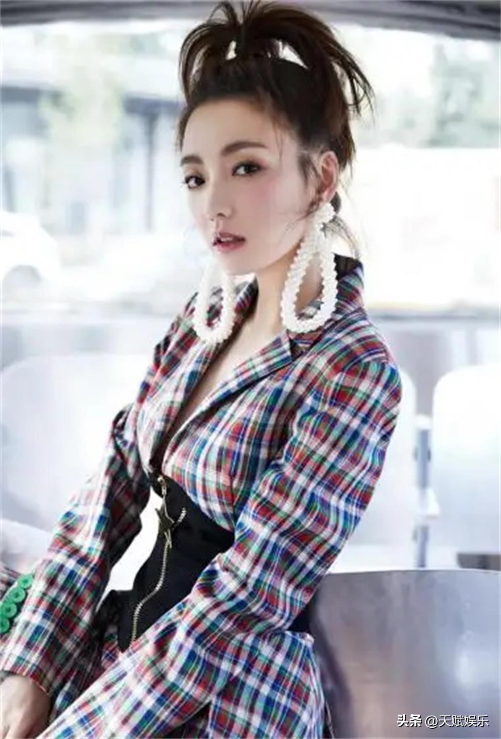 Look at the photo of film and television actress Lin Yuan in the 38 ...