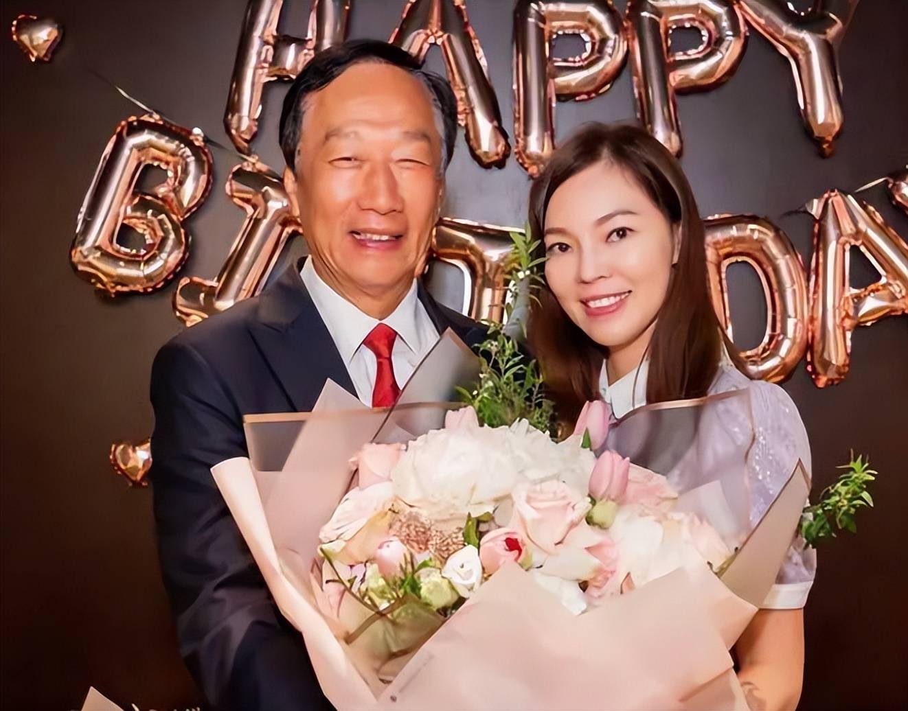 Terry Gou and his wife "show sweet affection", Zeng Xinying dealt with it awkwardly, and ...