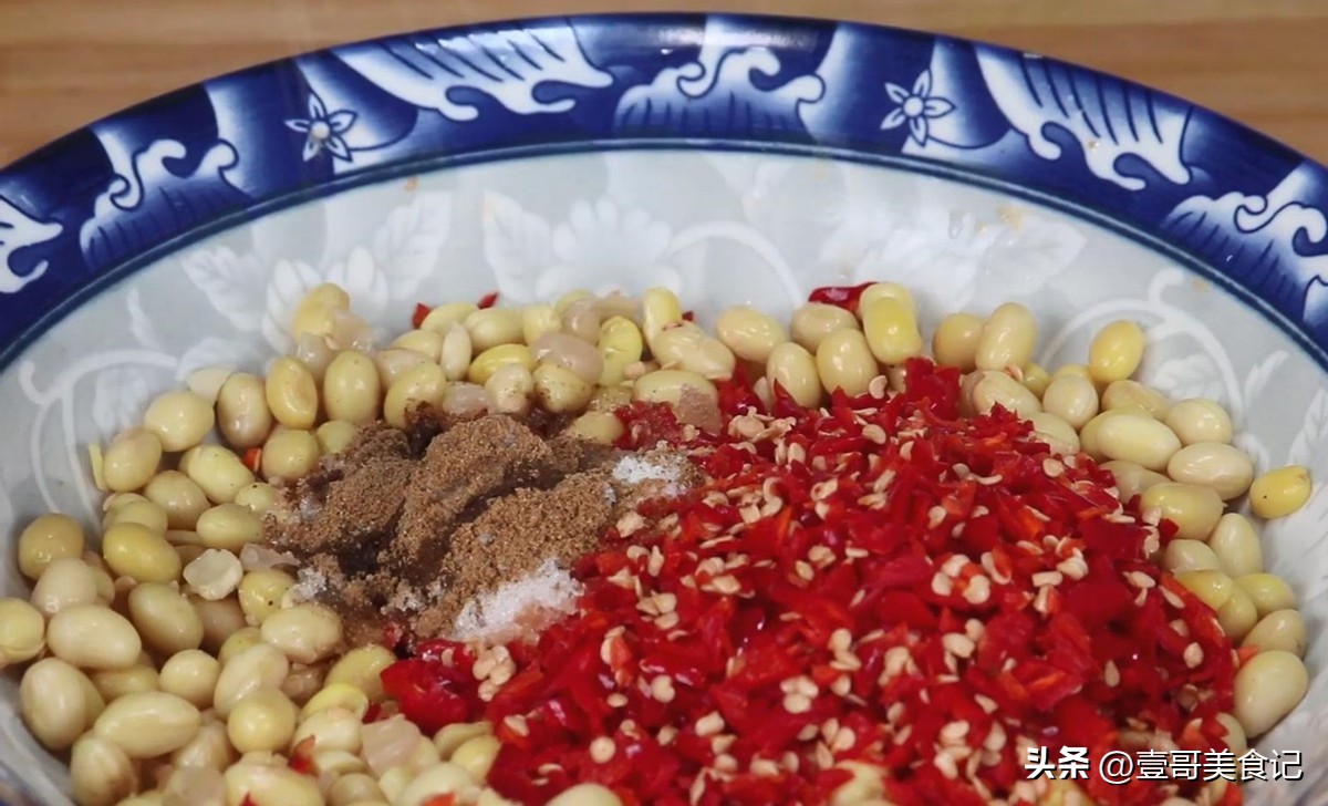 This is the best way to eat soybeans. Add a handful of red peppers. - iNEWS