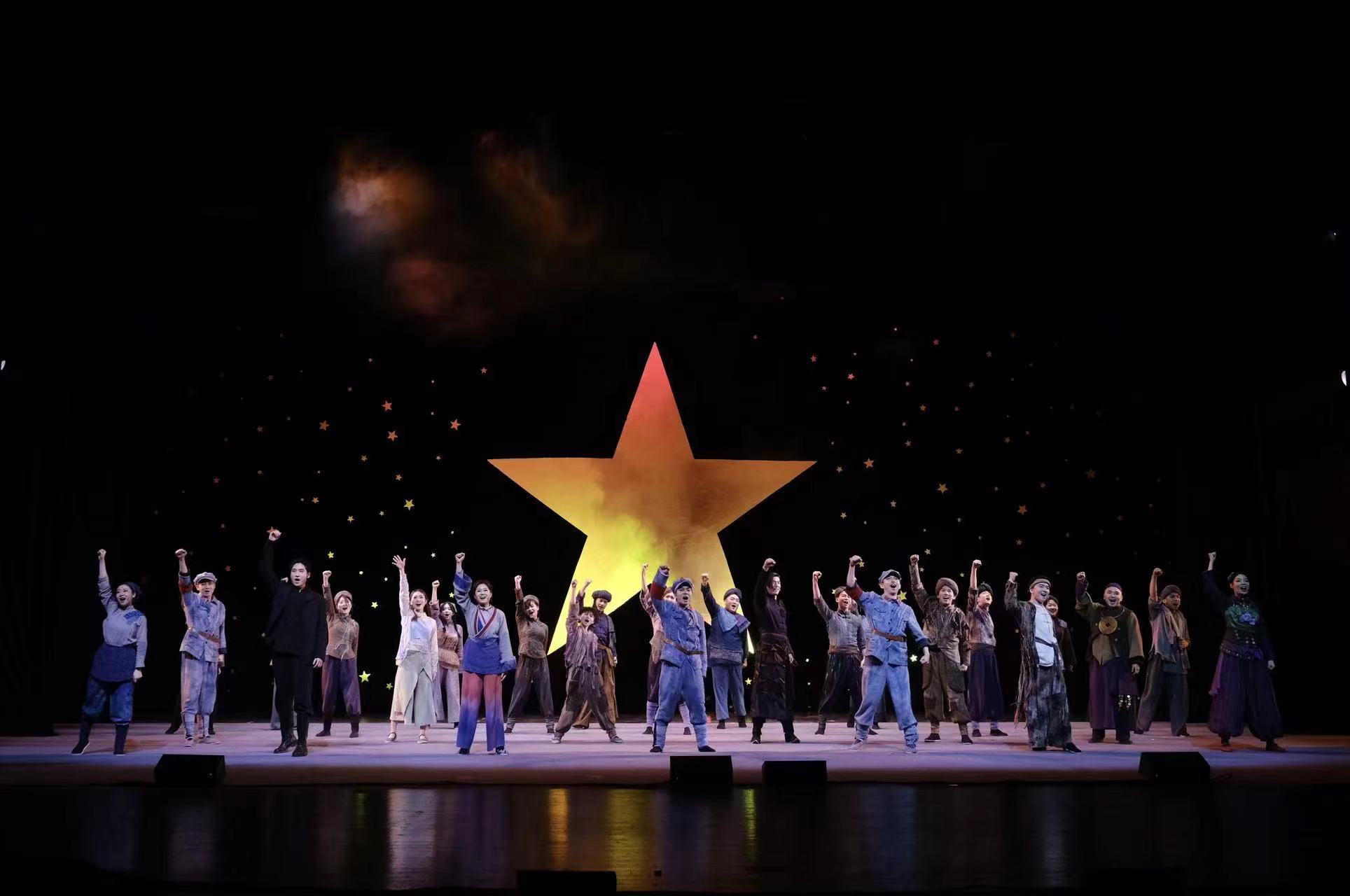 A brand-new combination of music and drama, "Shining Red Star" sings ...