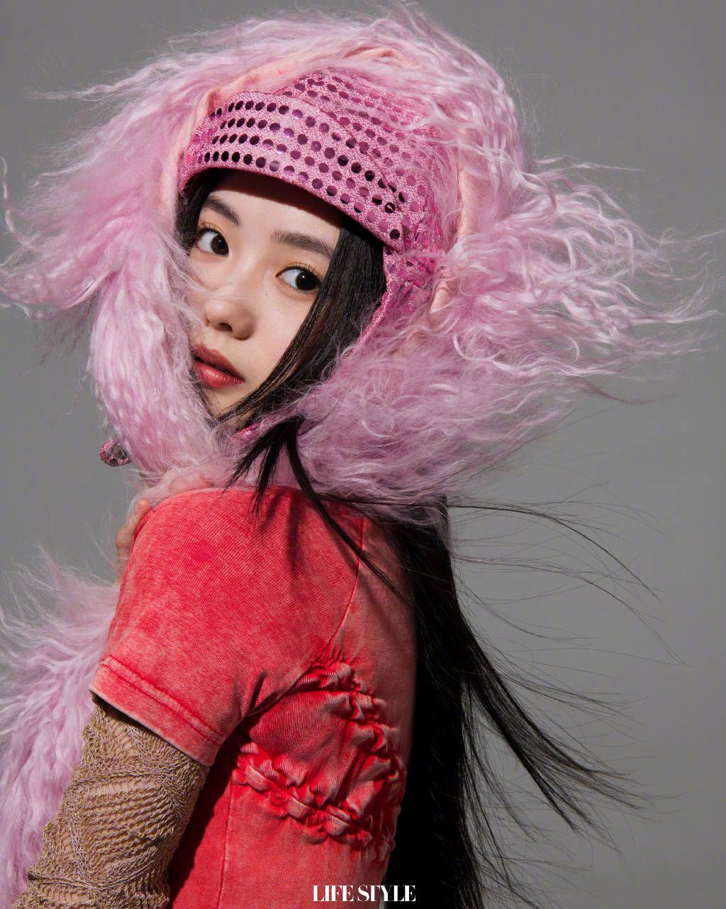 "Liu Haocun's dopamine modeling blockbuster - pink sequined hat ...