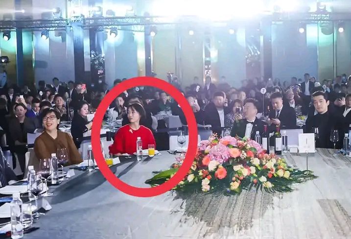 Hu Ge showed up with his beloved wife, the two were very conspicuous, I ...