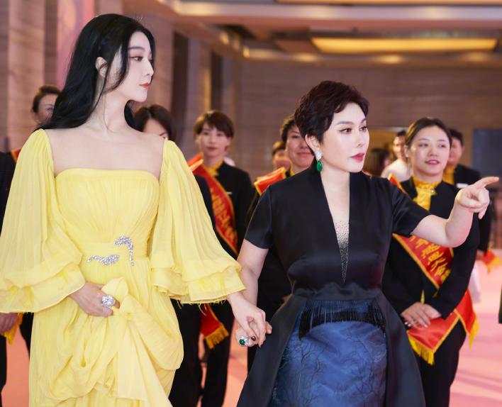 Fan Bingbing appeared on the commercial stage, with a bloated figure ...