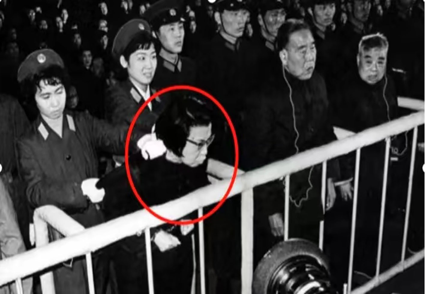 After accepting the people's trial, Jiang Qing: I want to see two ...