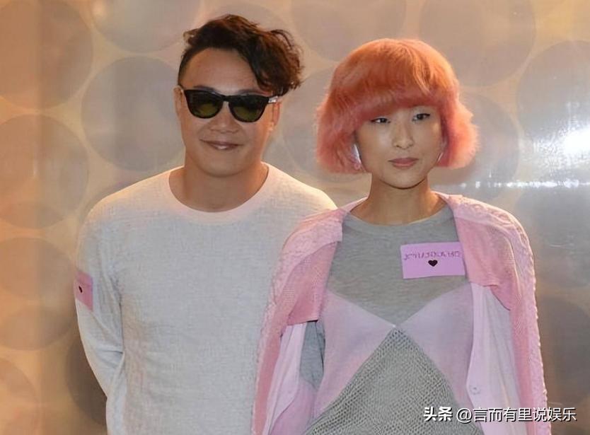 Eason Chan and his wife show their affection, the woman has green hair ...
