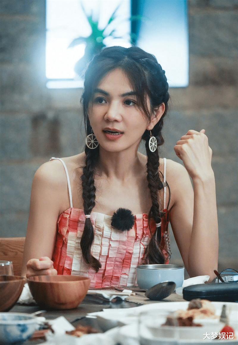 Ella was so thin that she became a lightning bolt, her chest was stuck ...