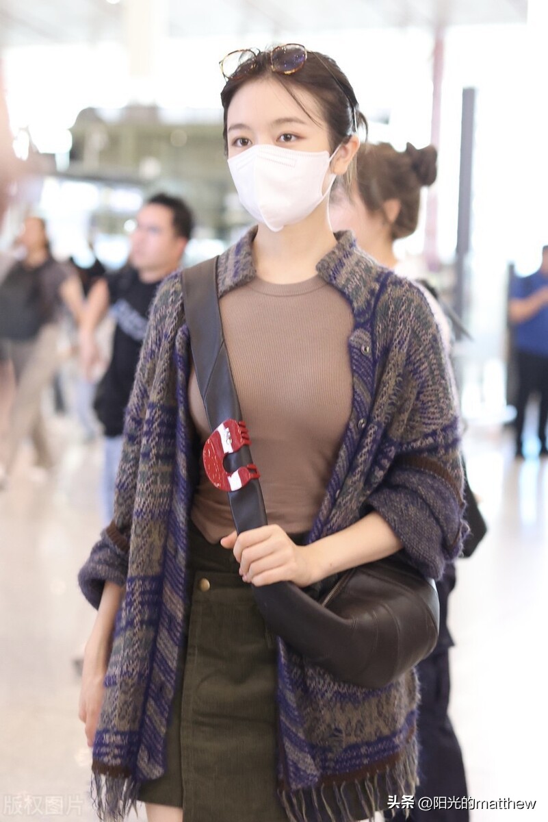 Li Randi showed up at the airport in a short skirt, with a stylish and ...