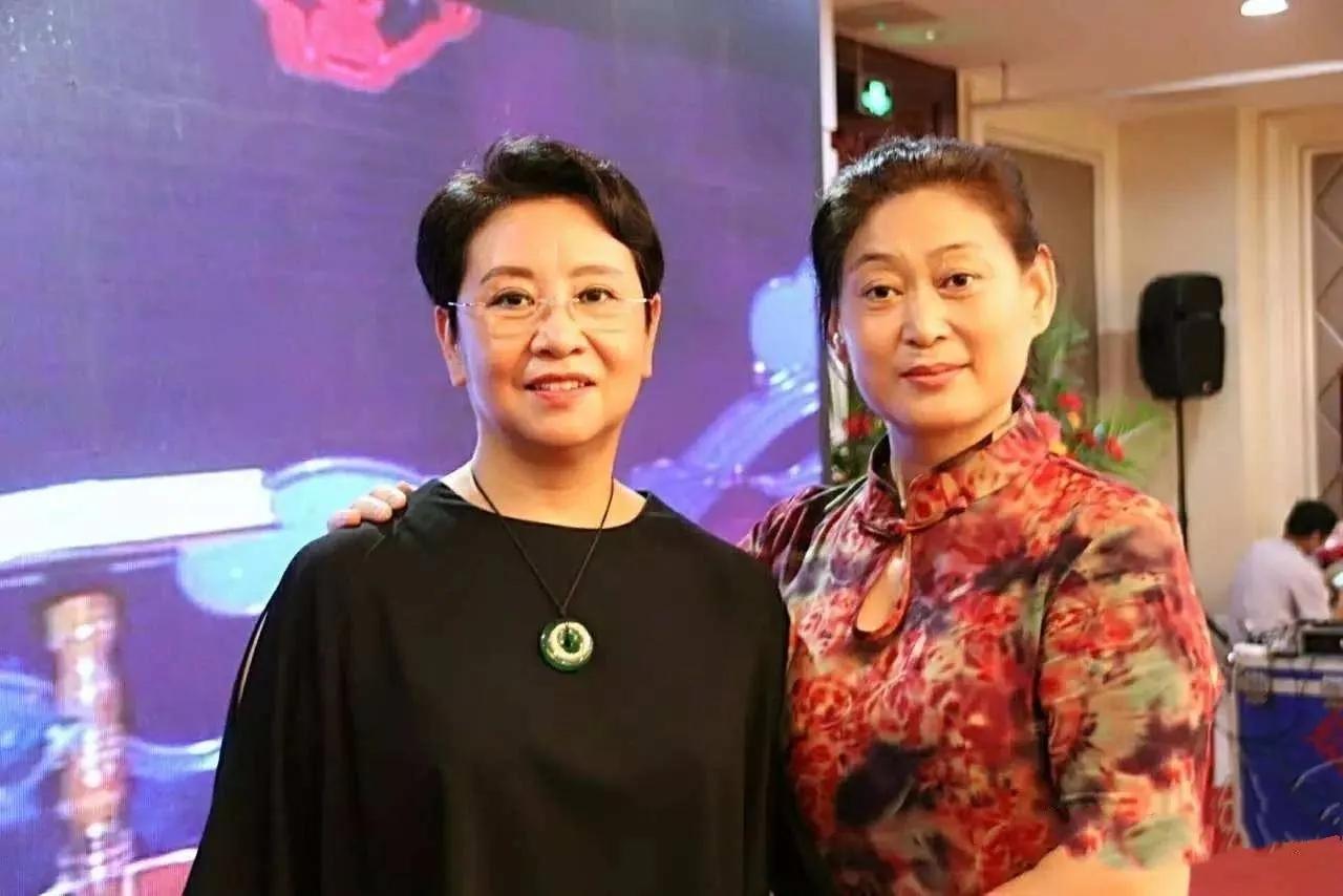 The second place Ling Ke and the third place Zhang Jianfeng in the ...