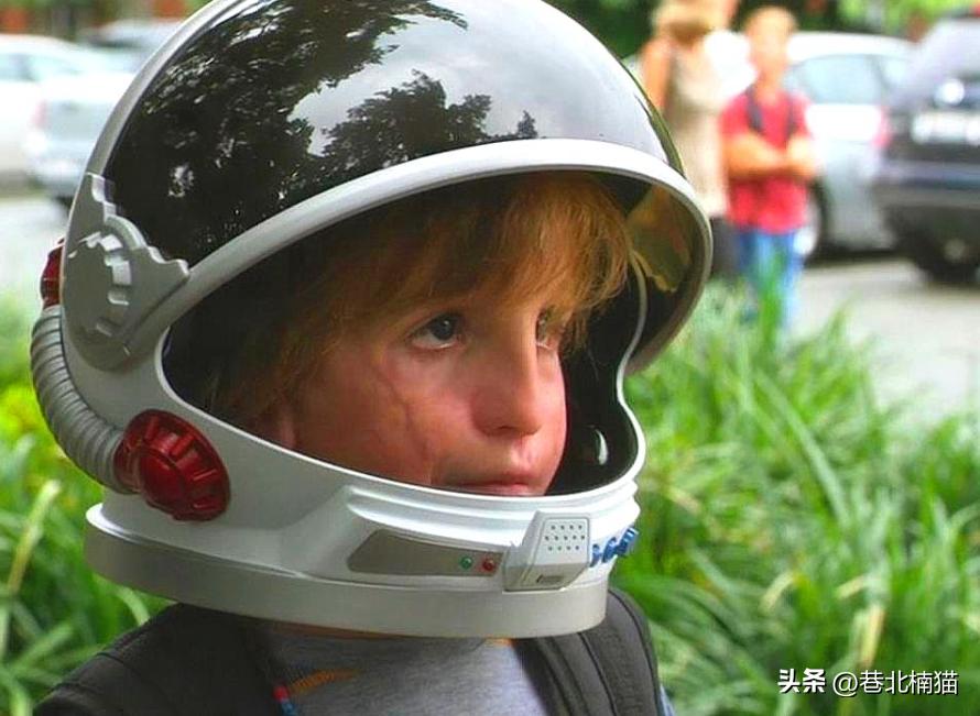 Auggie's mother used "encouraging education" to bring Auggie warmth and ...