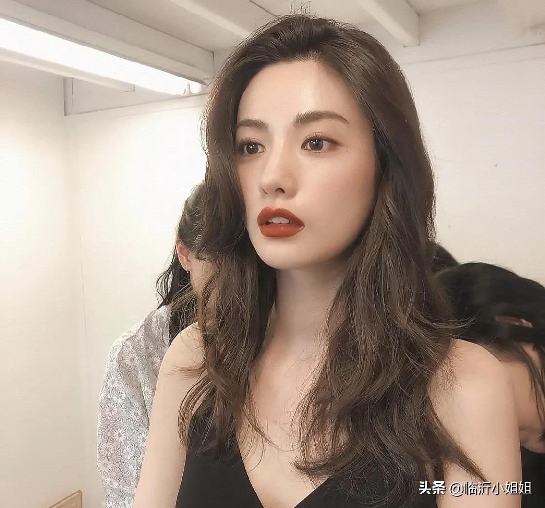 Lin Zhenna, a glamorous and glamorous beauty born as a model, with both ...