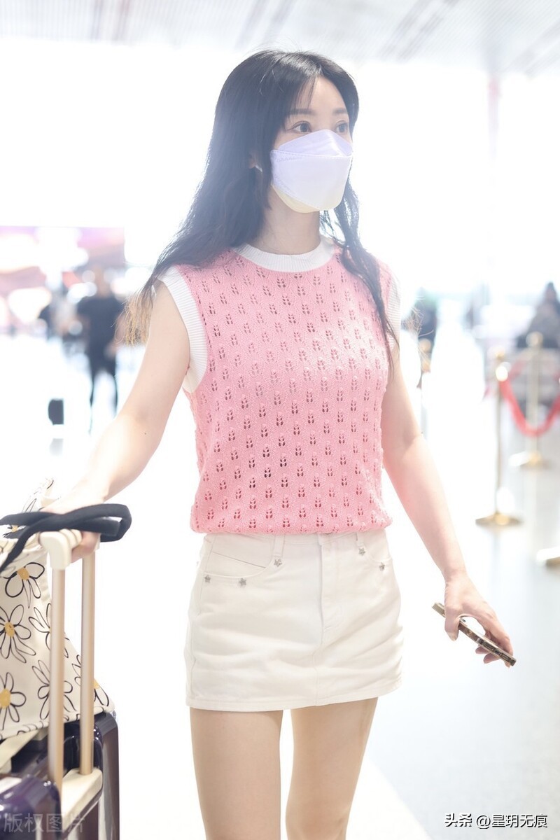 Liu Yan appeared at Beijing Airport, wearing a white miniskirt youthful and beautiful - iMedia