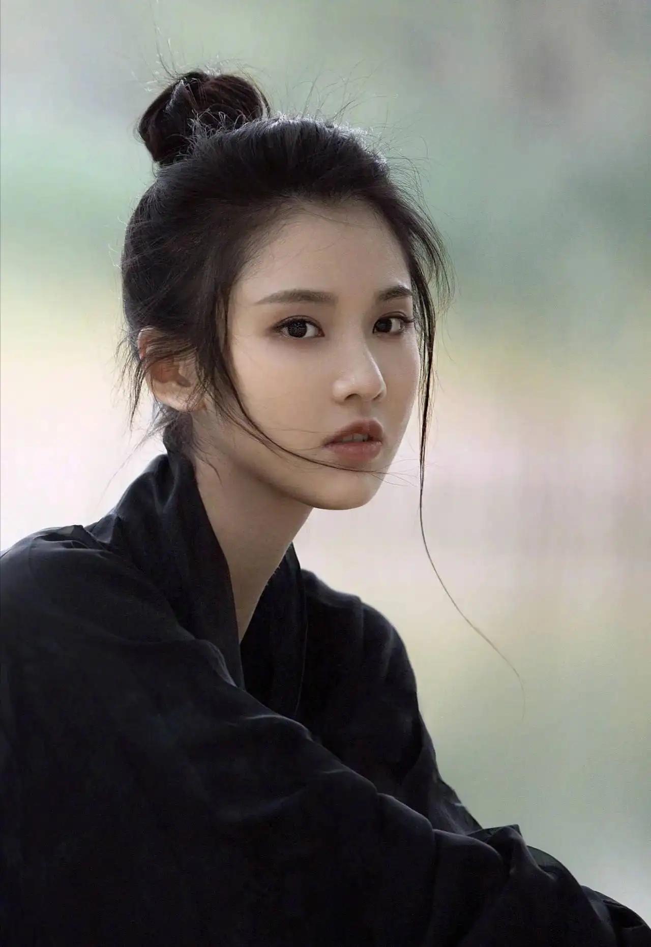 Mingyang Entertainment-Female star Zhang Huiwen - iNEWS