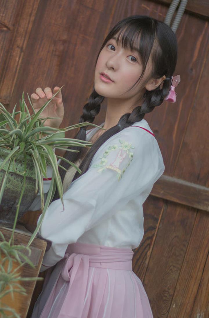 Remember the tomboy that Xingye personally selected? I am 25 years old now. I have pink hair and ...