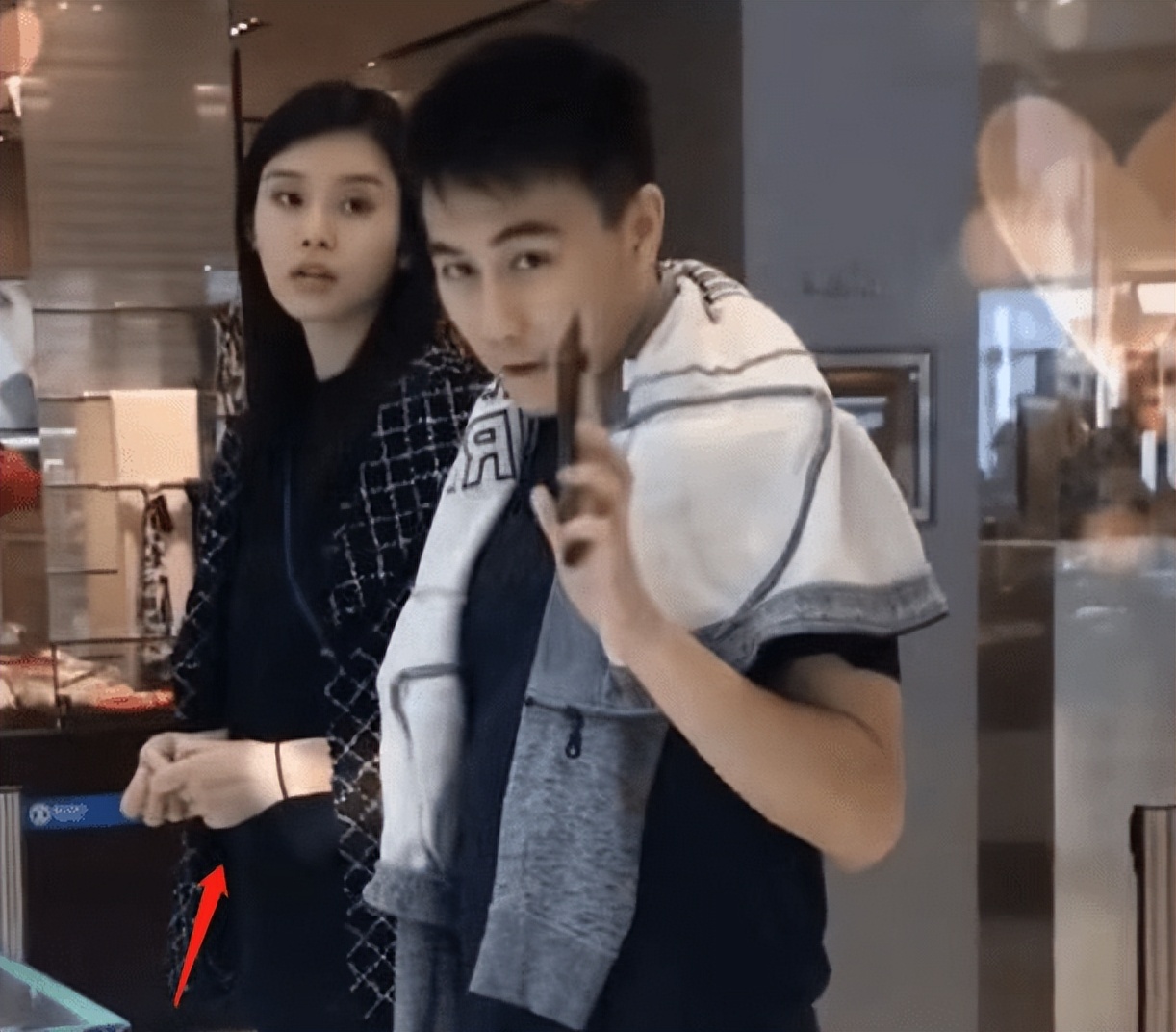 He Youjun and his wife appeared on the streets of Tokyo and Xi Mengyao ...
