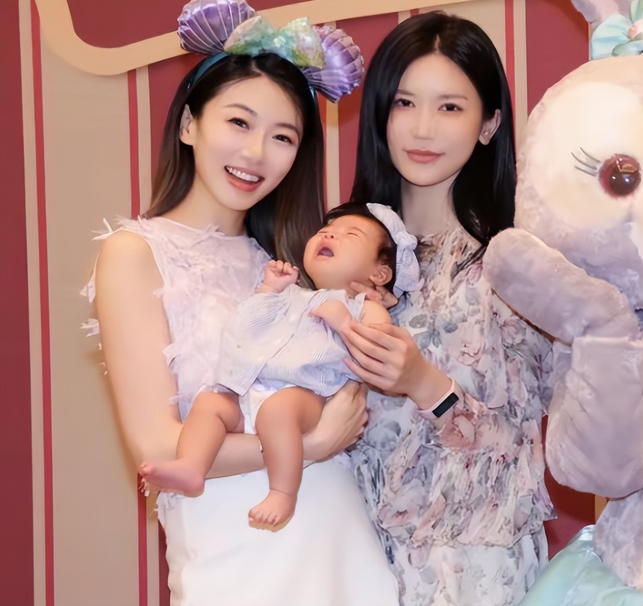 Cheng Xiaoyue took her baby to visit Disney, only cared about the ...