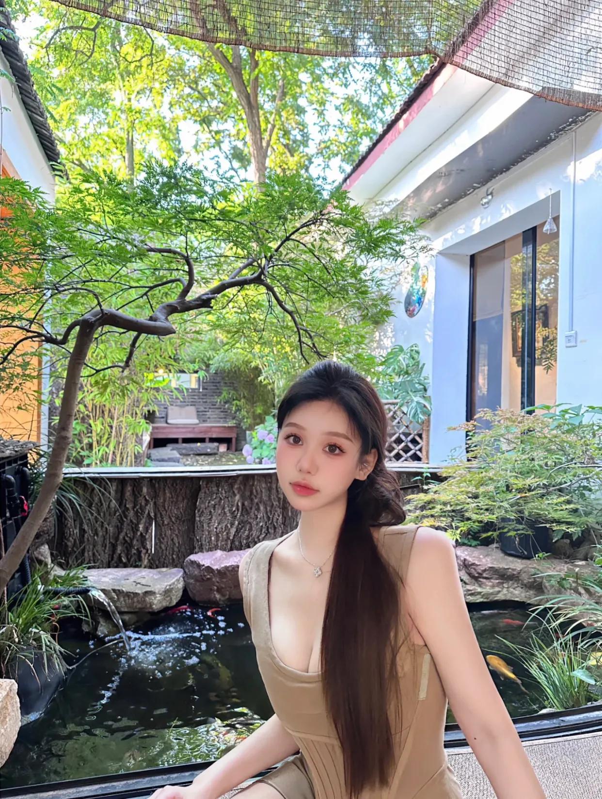 Miss Yi Xin wears outfits and takes pictures - iNEWS