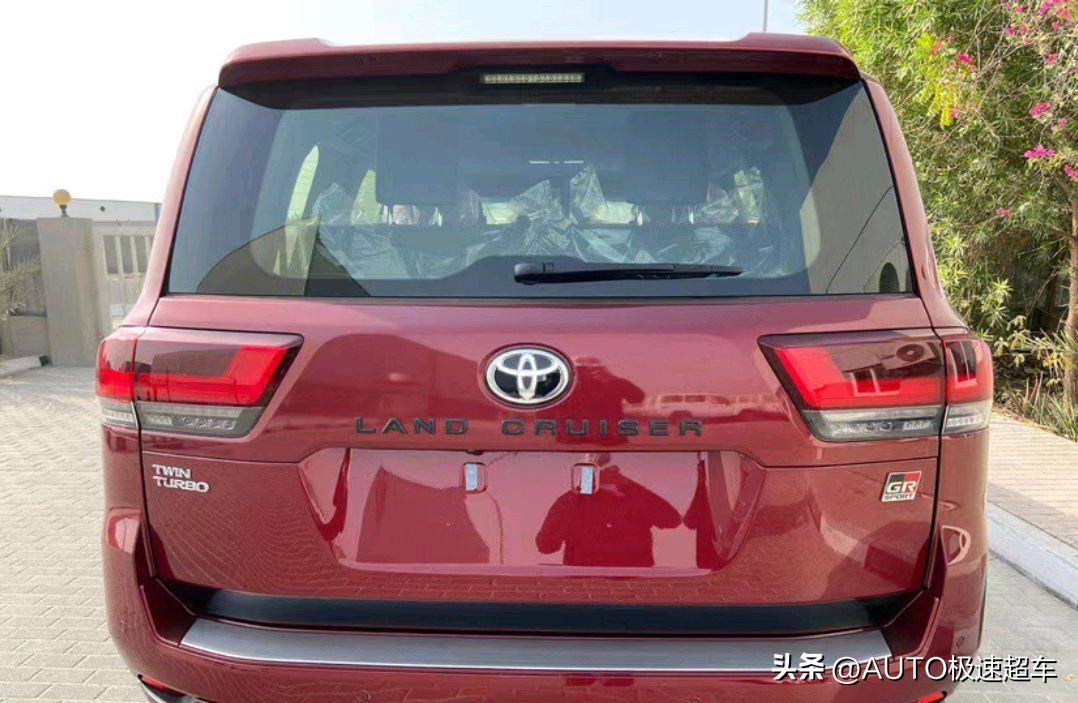 Great style change! Rand Cruiser GR arrives at the port, letter logo ...