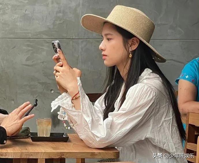 I ran into Zhang Jingyi in a Thai market. The beauty from the ...