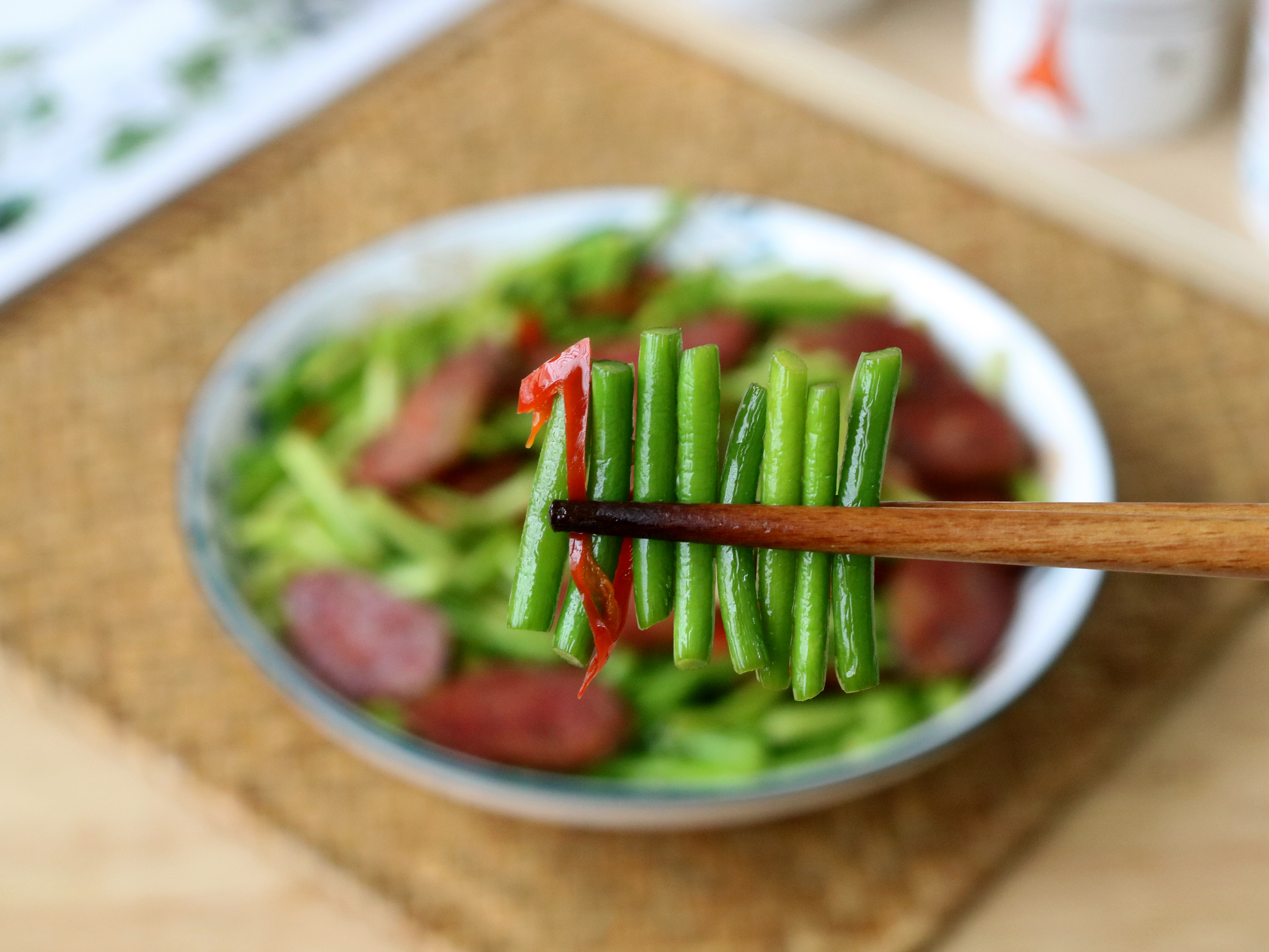 When frying the garlic moss, do not put it in the pot directly, do this ...