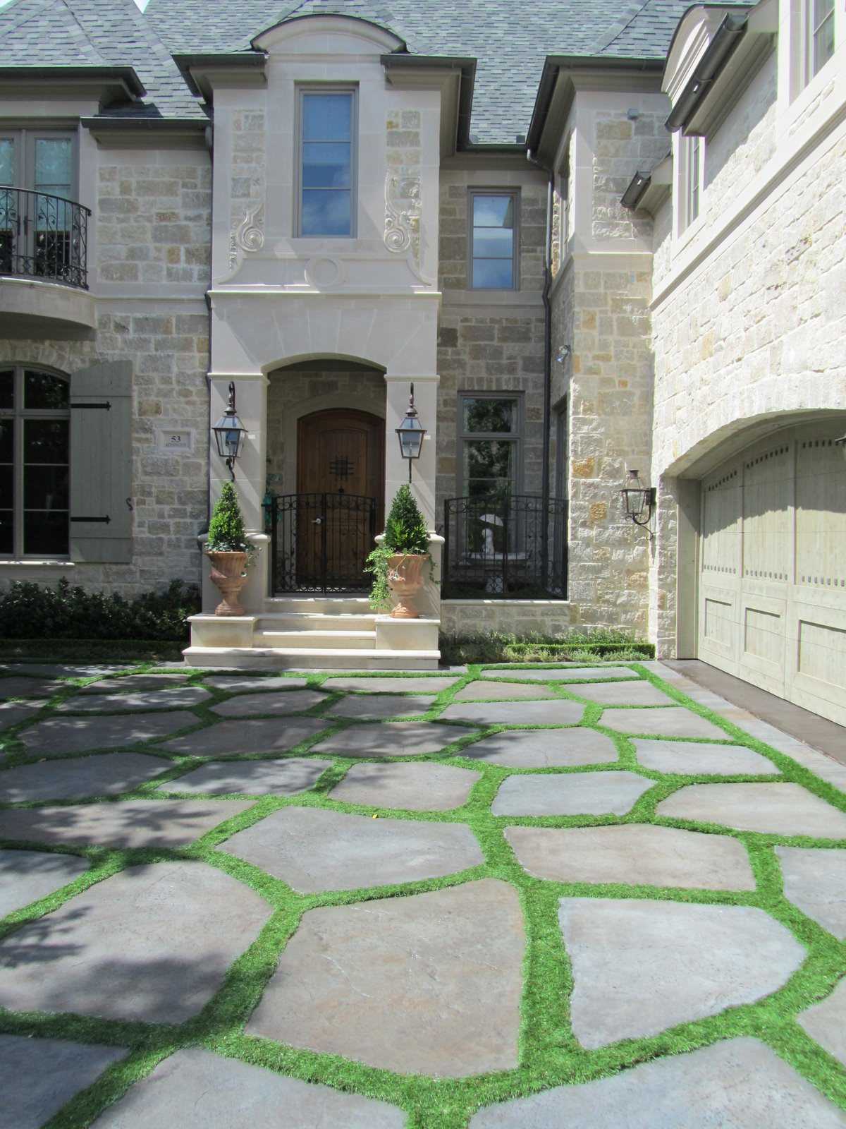 The combination of lawn and stepping gives a courtyard a rhythmic ...