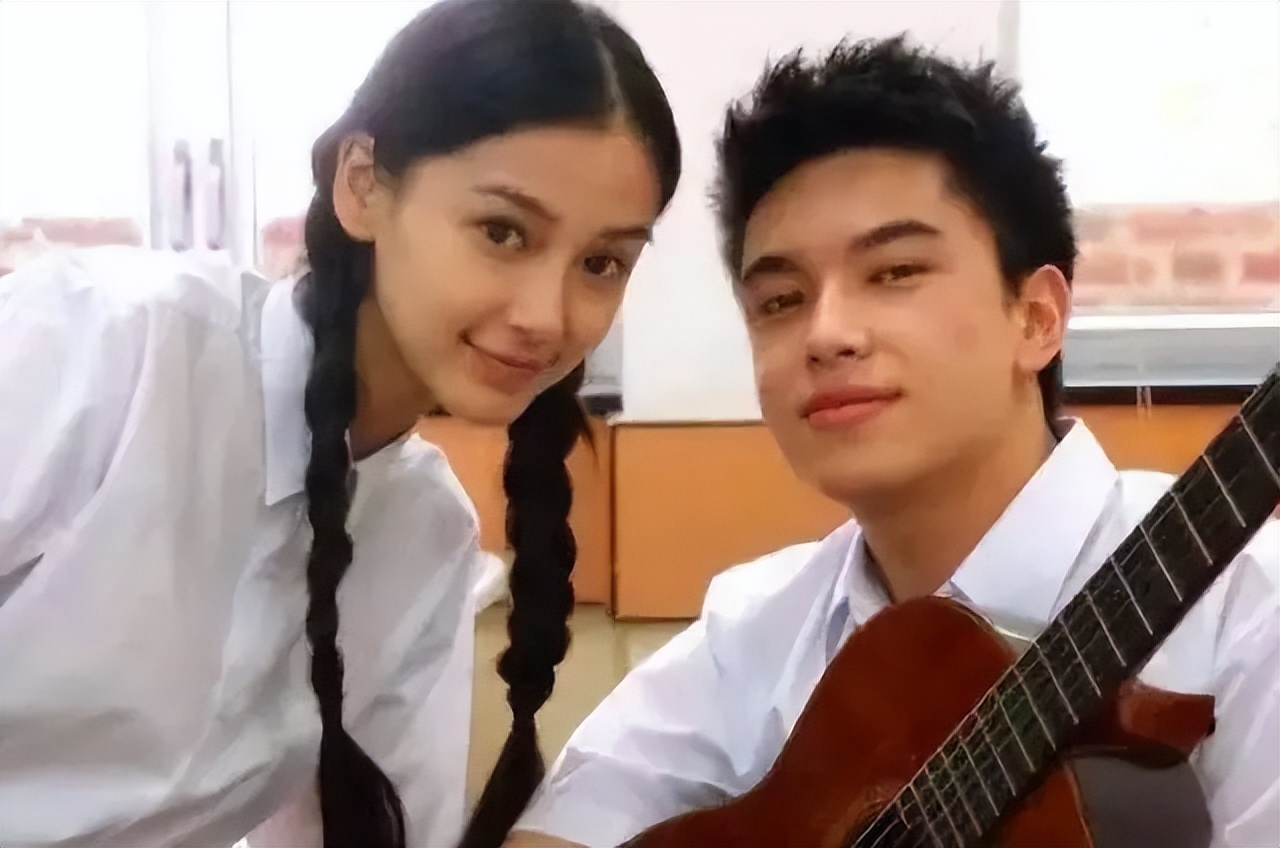 Baby fans take off fans and step on them, revealing that she has a new ...