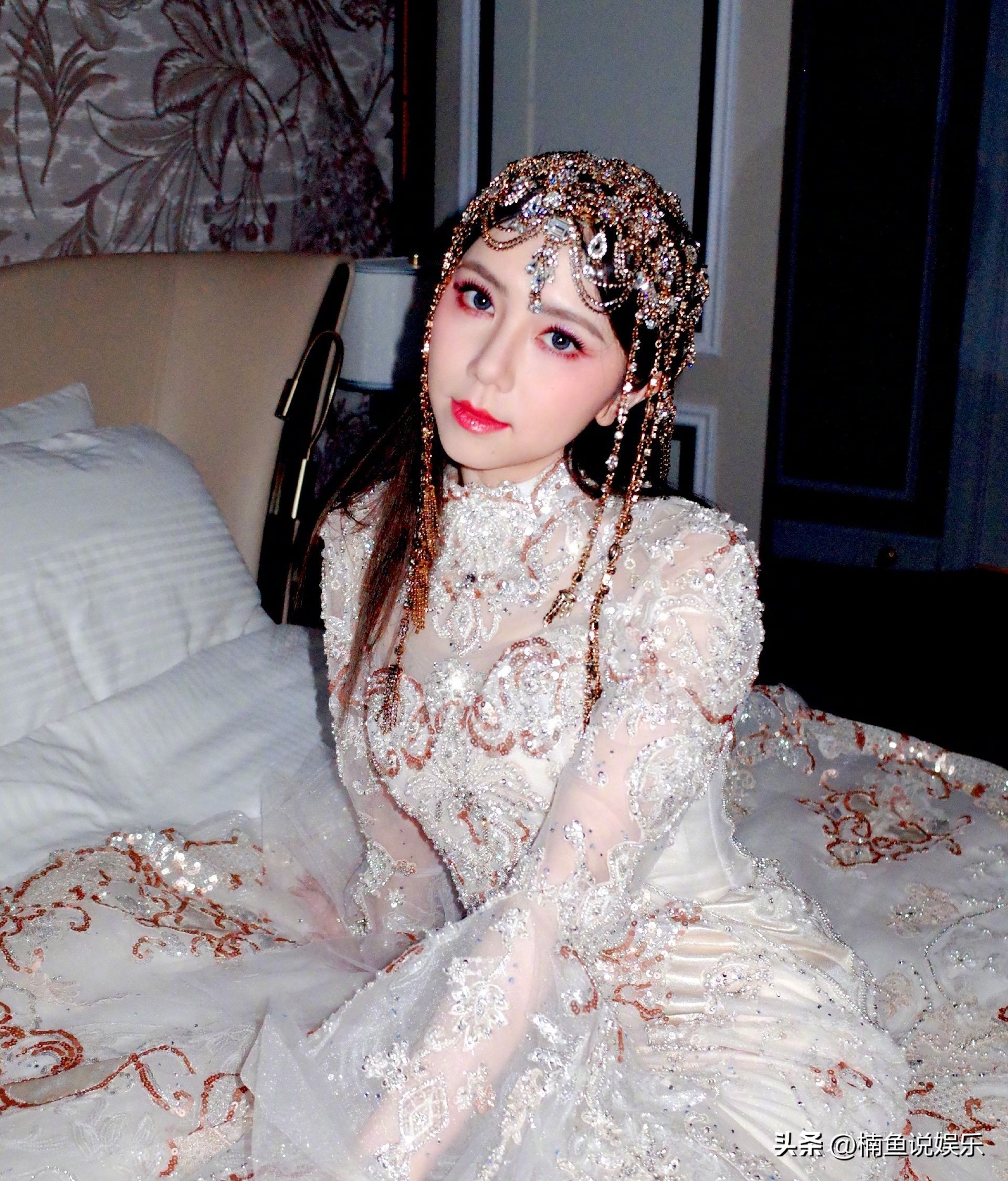 Deng Ziqi was finally glamorous once, dressed up as an exotic princess ...