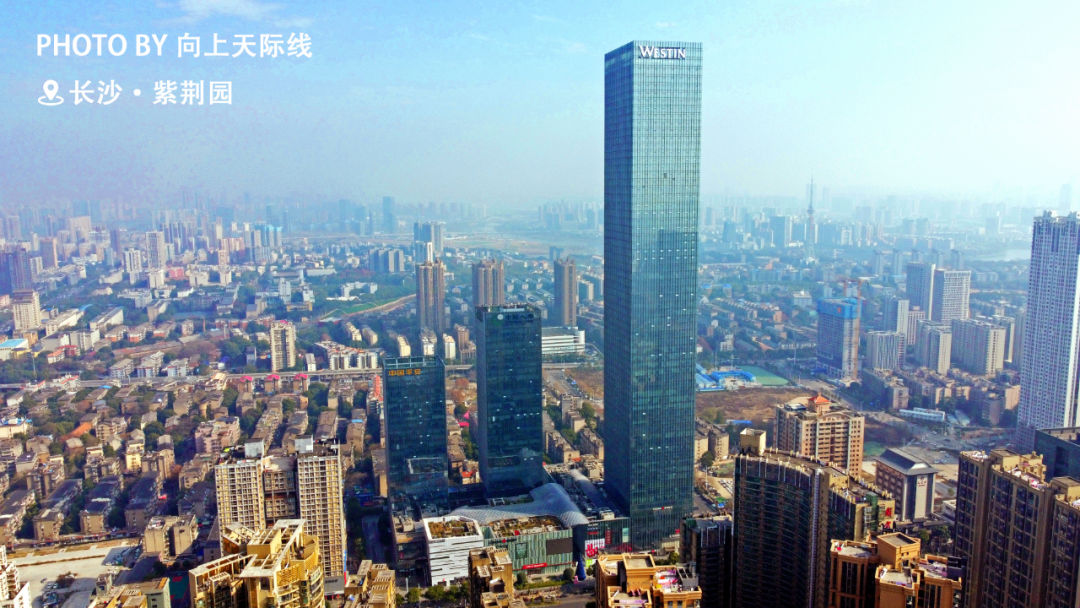 300 meters high hotel!Changsha "Westin Hotel" completed sign hanging ...