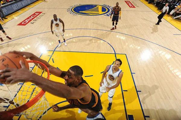 Thompson's excellent jumping and dunking ability - iNEWS