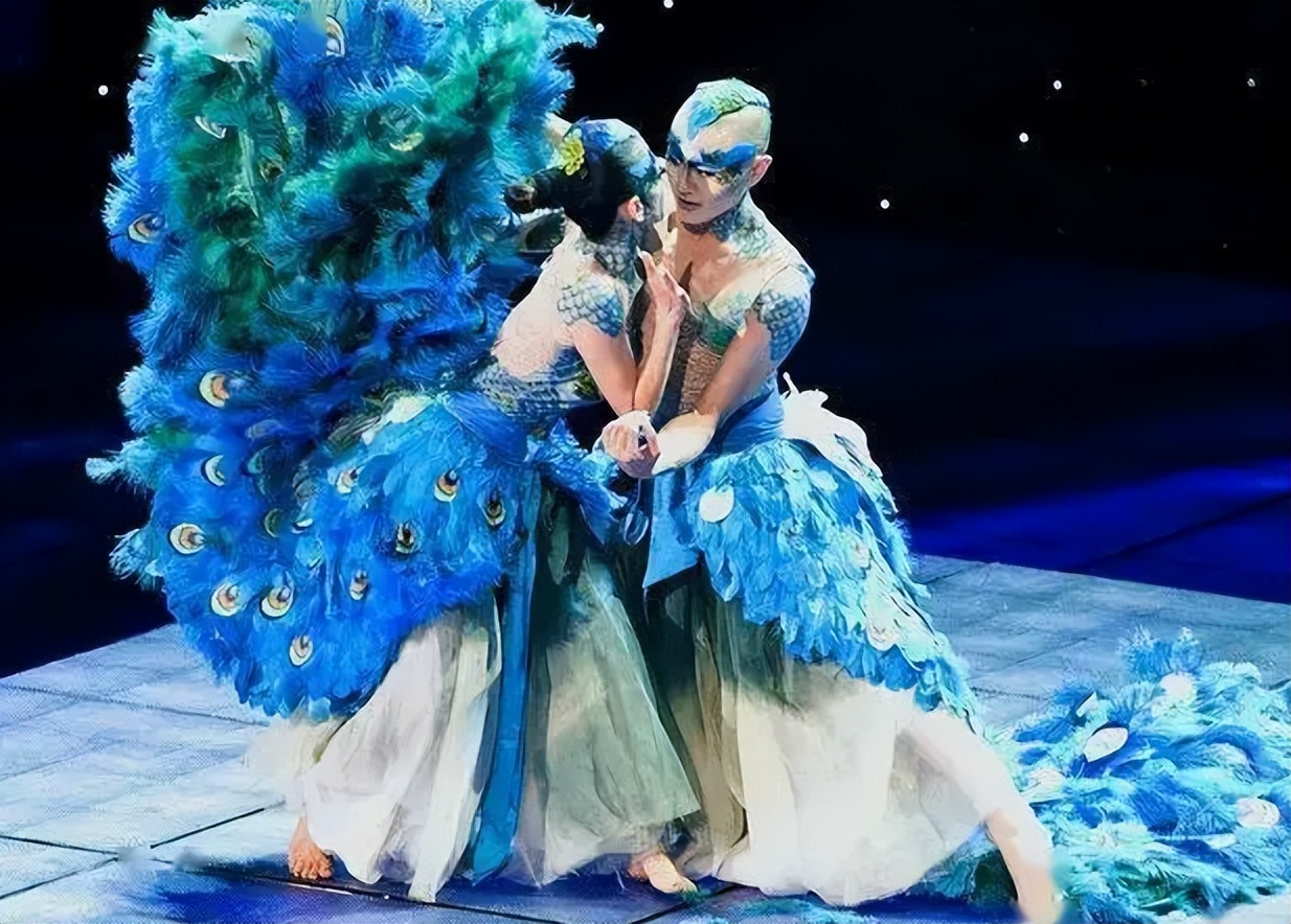 Stirring Up Controversy Again The Female Dancer Put Her Hands On The
