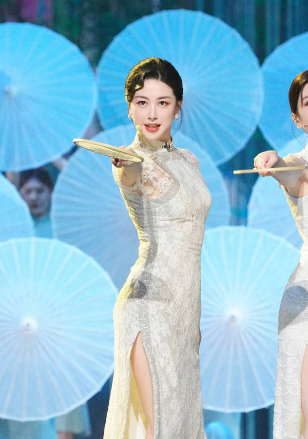 Zhu Zhu wears a plain cheongsam with a graceful figure and bright eyes ...