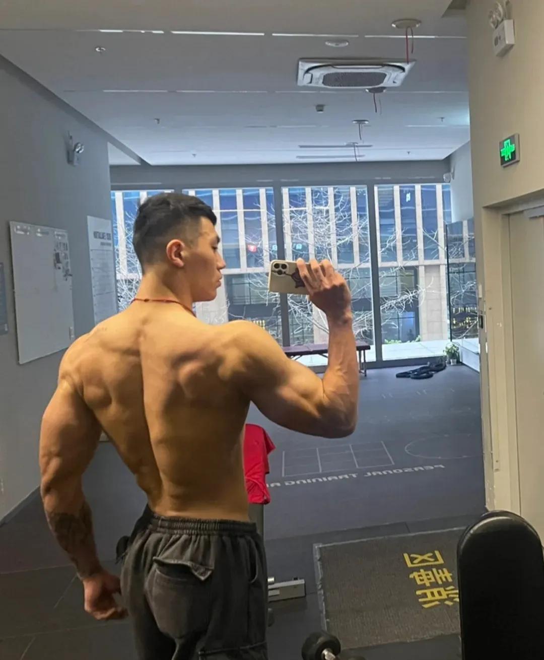 Isn't it too cool for a muscular male coach with a height of 196cm? - iNEWS