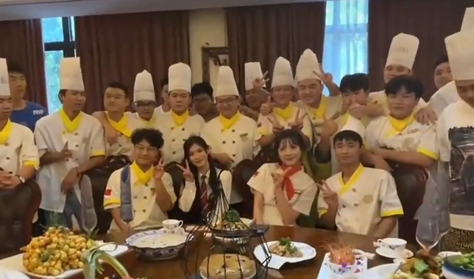 Happy New Oriental students!Zhang Demei went to learn cooking in person ...