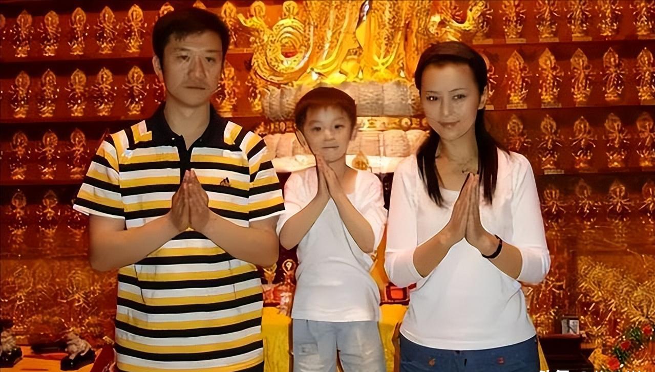 After divorcing Huang Zhizhong, she took her children to marry a ...