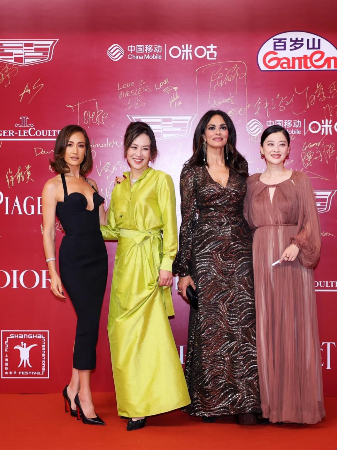 Wu Junmei wears bright yellow with a rural look, and Mei Ting shows a ...