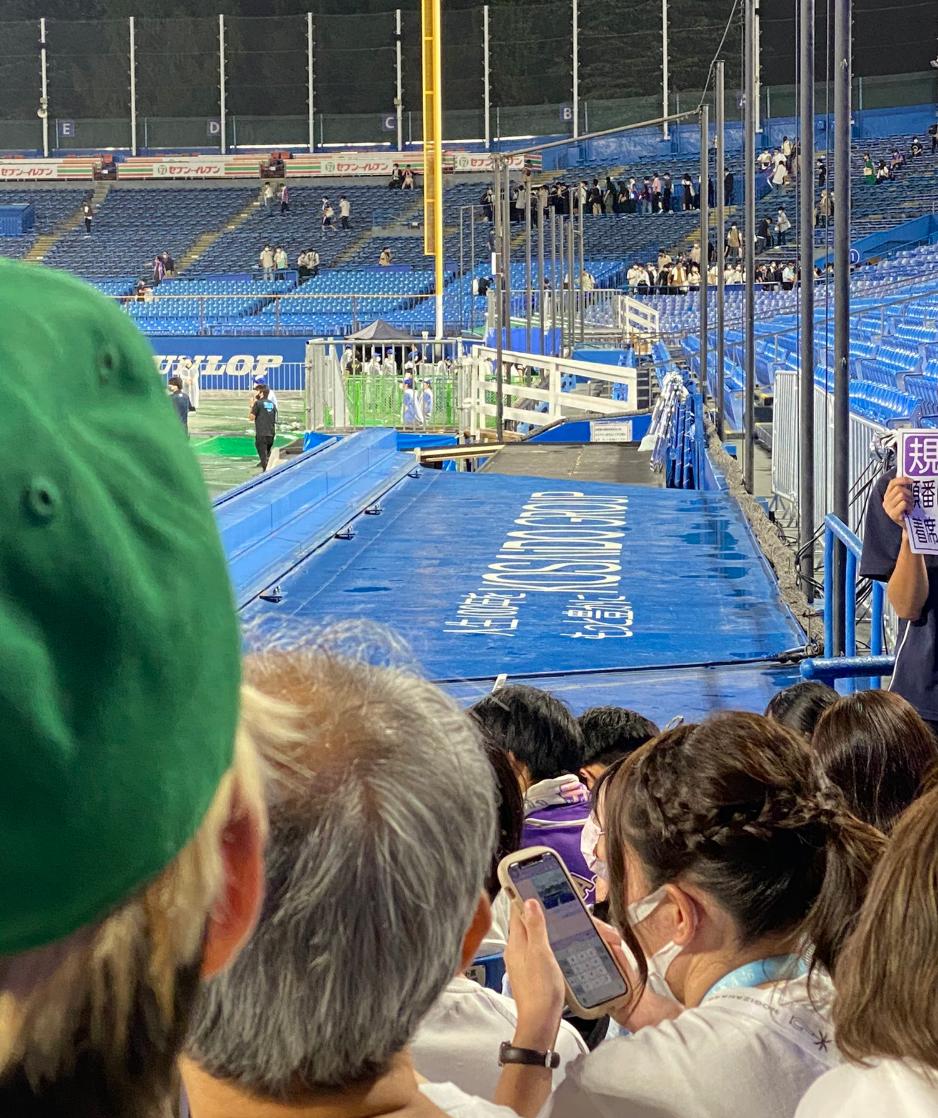 The 19-year-old Japanese actress fell off the 2-meter stage!He was ...