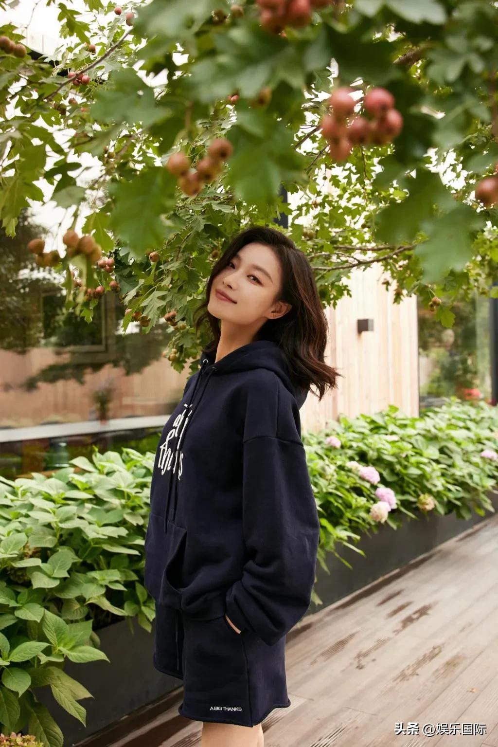 Ni Ni's early autumn private clothes photo released wearing a hooded ...