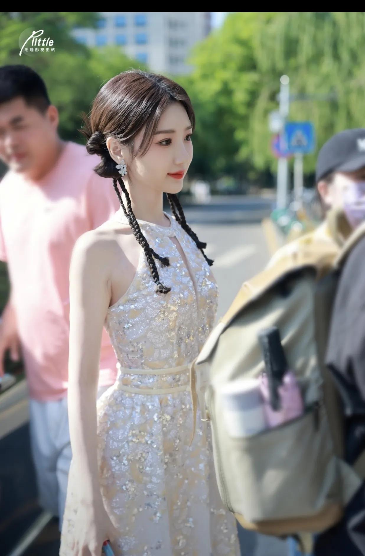 Mao Xiaotong ~ Passerby Street Photo - iNEWS