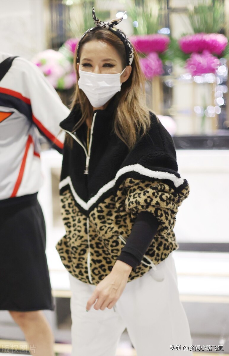 Coco Li left the hotel from Shanghai, wearing a color-blocked sweater ...