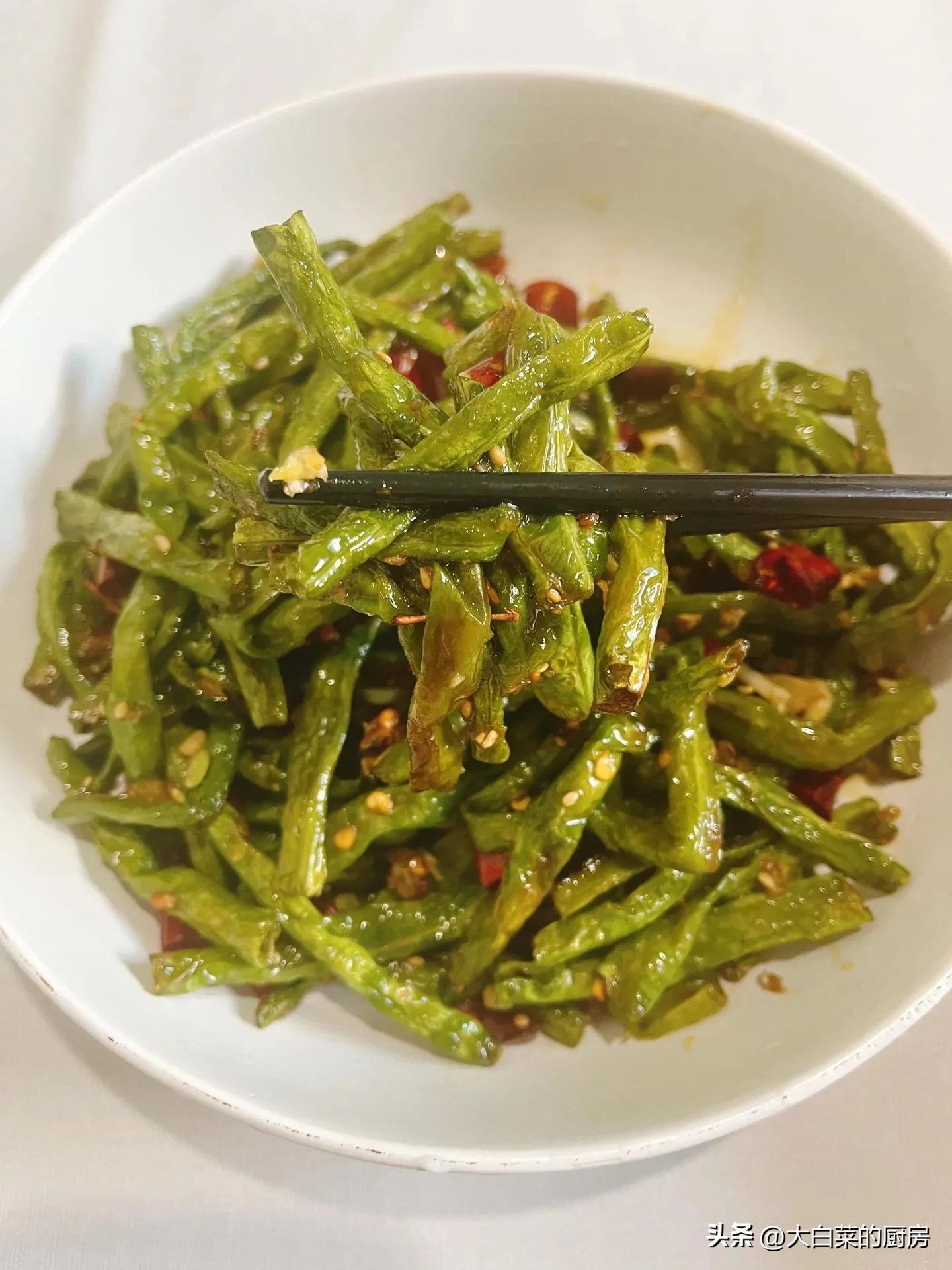 Stir-fried cowpea with strong burnt aroma is really a good dish for ...