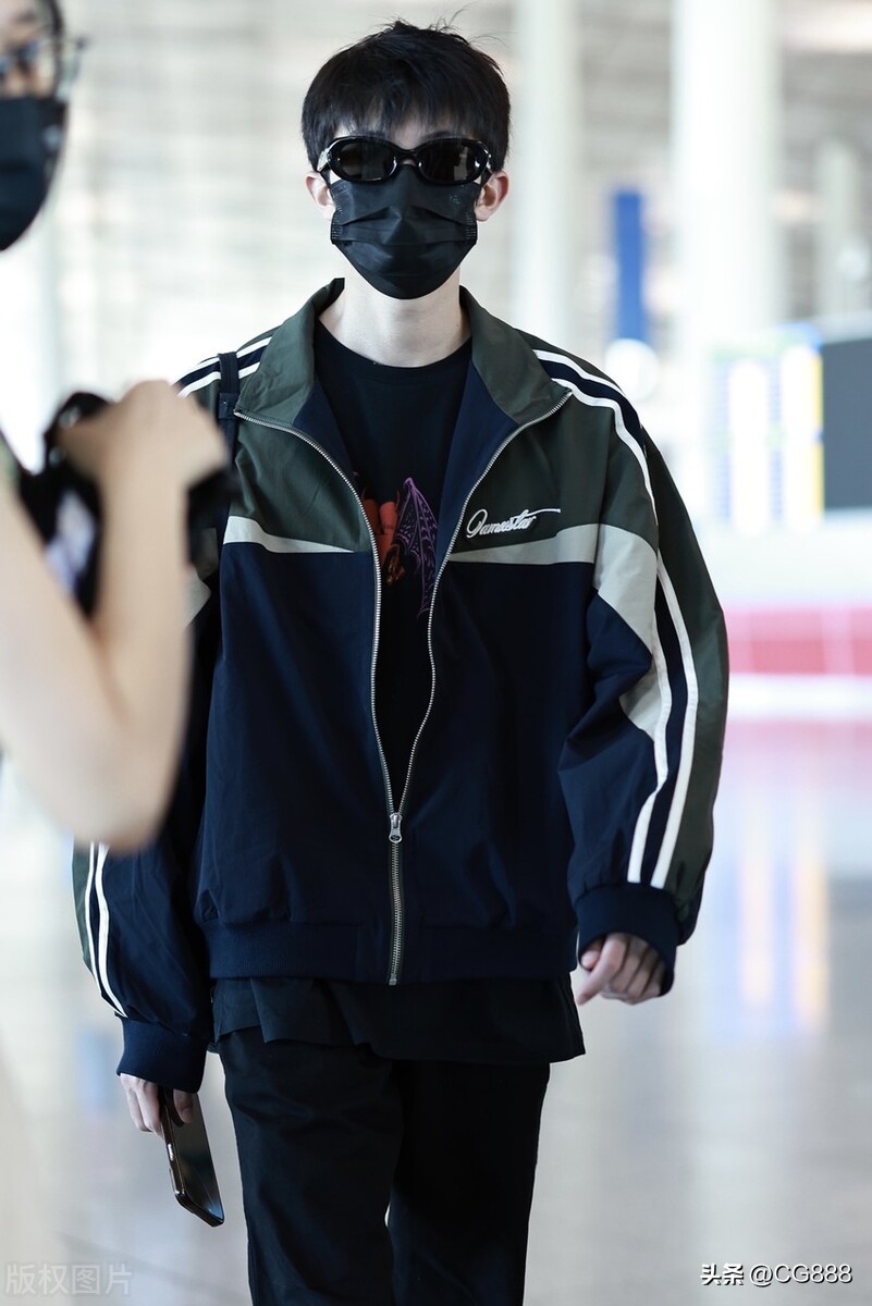 Lin Mo appeared in Beijing Airport star airport photos - iMedia