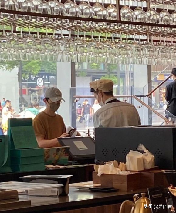 He Jiong was met by chance when he bought coffee, dressed in a low-key ...