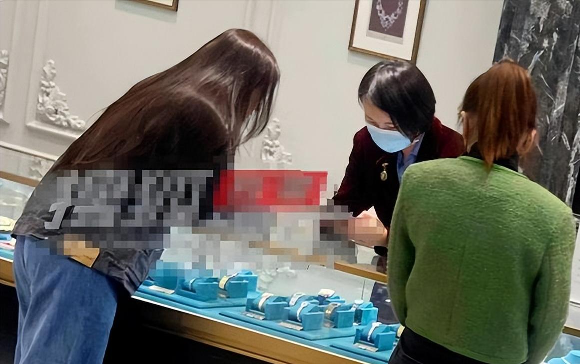 35-year-old Liu Yifei was photographed shopping without makeup. She was ...