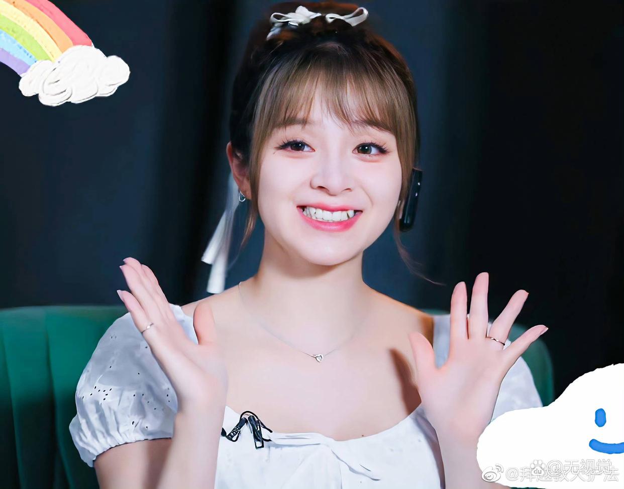 so cute! Meiyi Liya was scared by the snail and screamed, and she took ...