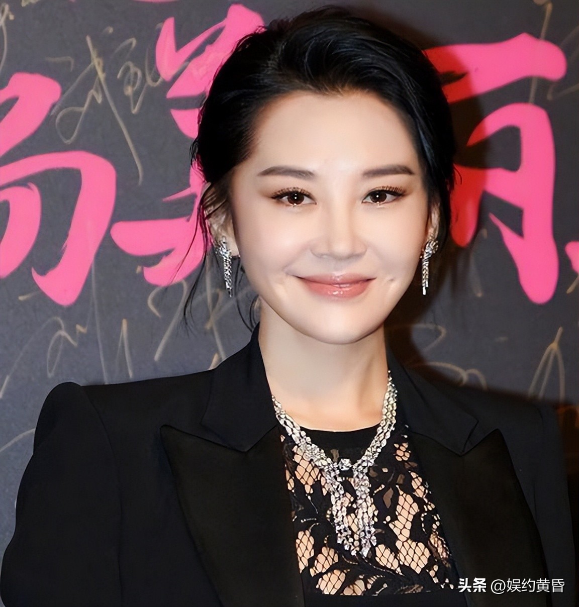 "Flirty, young and old take all", 54-year-old Xu Qing really gets older ...